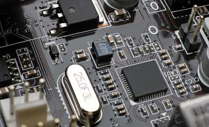 Microcontroller vs. Microprocessor: Key Differences & Uses